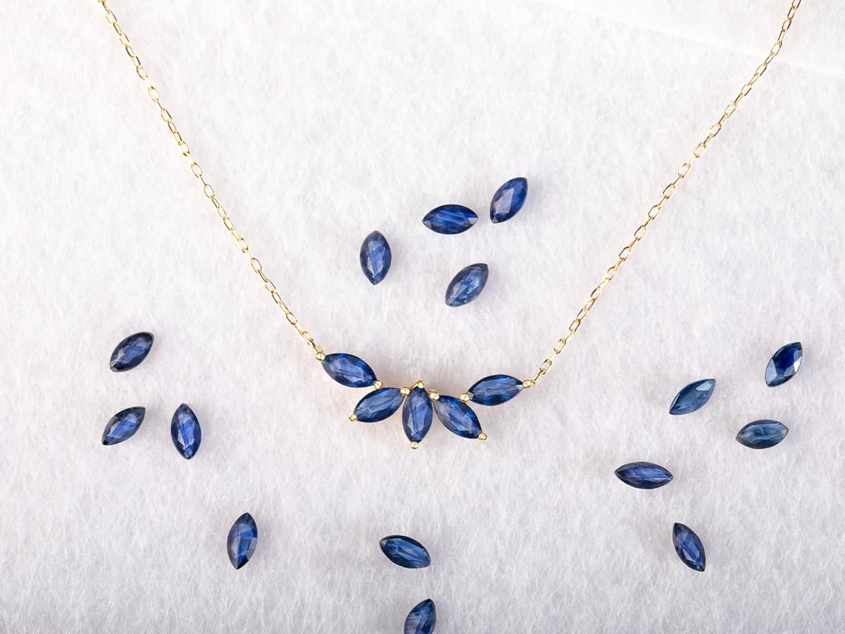 Descubre la belleza natural de los zafiros azules recién recolectados